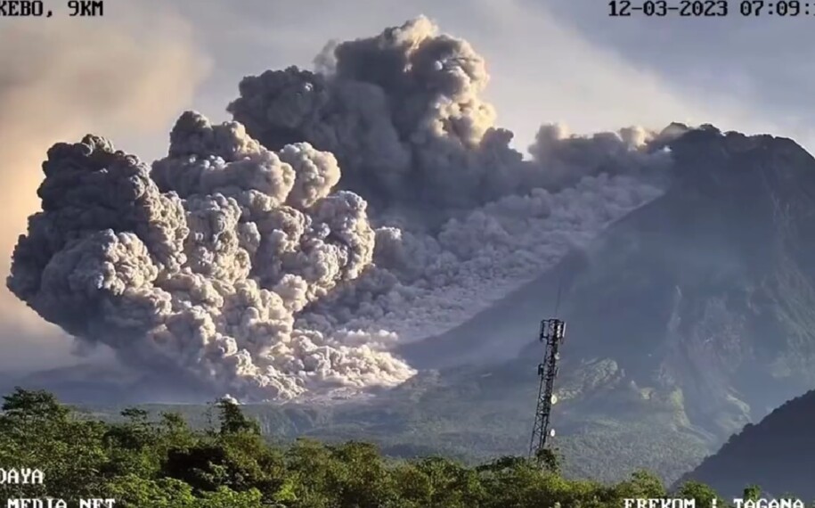 Vulcão Merapi, um dos mais ativos do mundo, volta a entrar em erupção ...