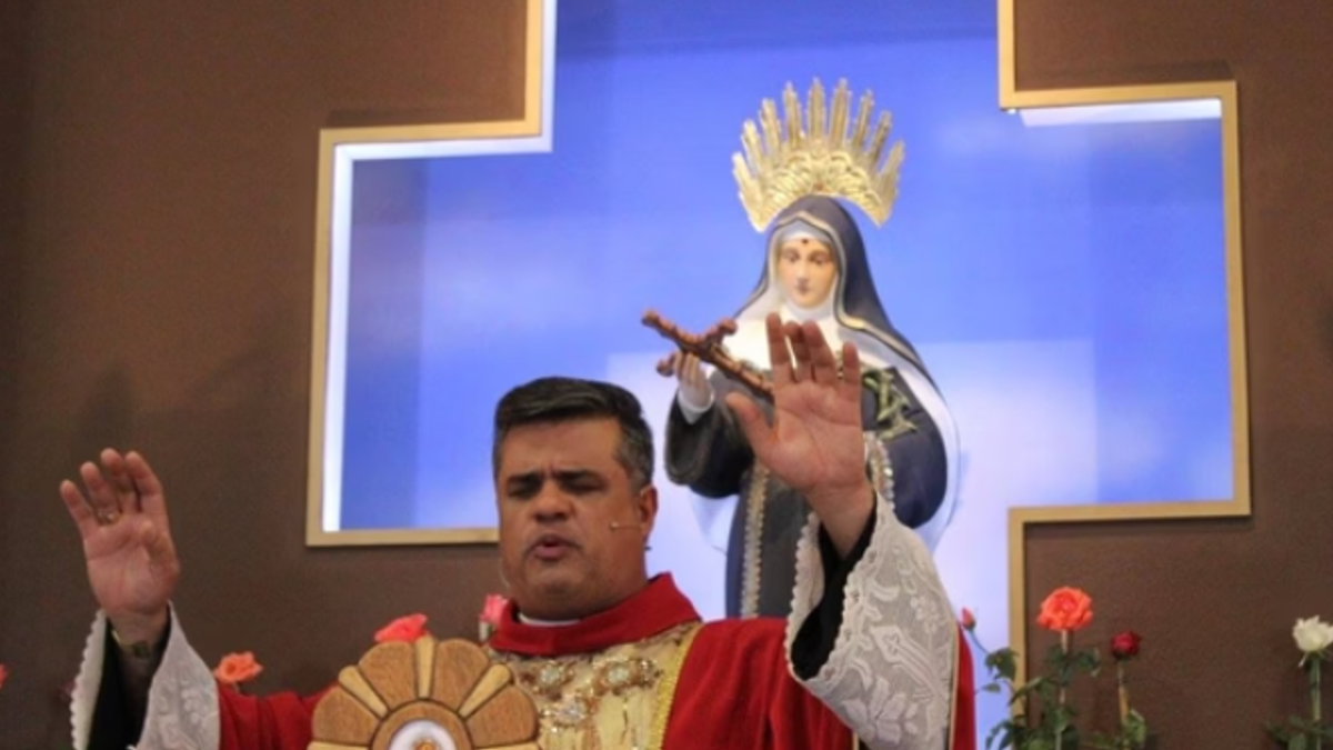 Padre é afastado após vazamento de fotos íntimas | Mais Goiás