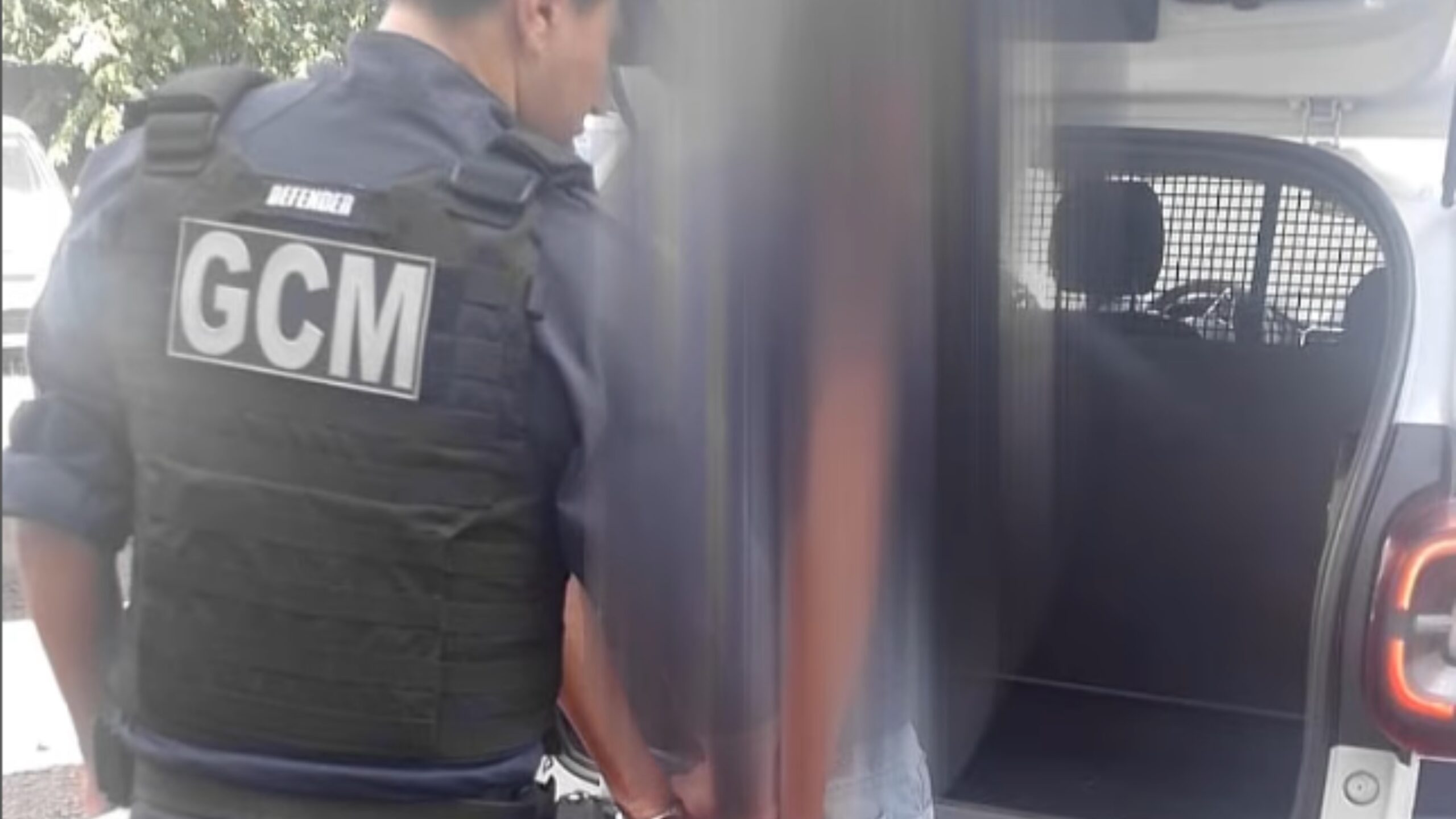 Adolescente faz sinal universal de socorro e é salva na rodoviária de ...