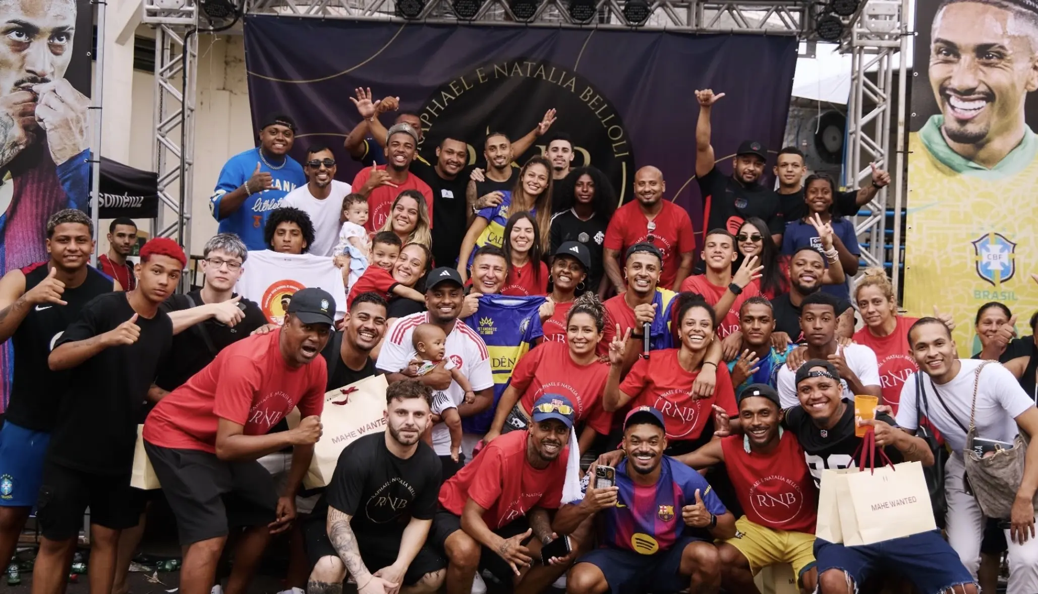 Raphinha promove Natal solidário em bairro de Porto Alegre | Mais Goiás